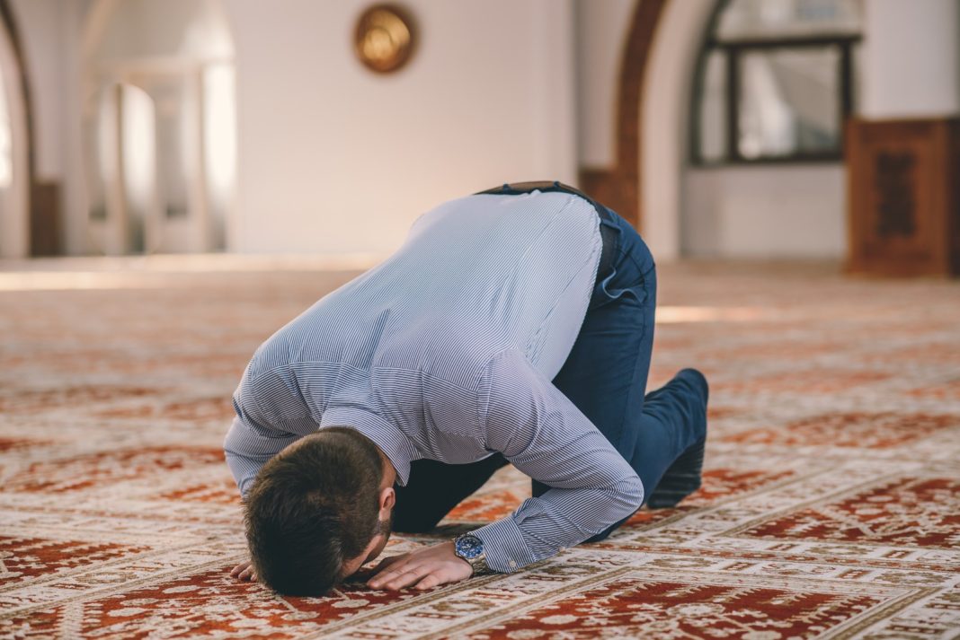Nëse harroj ta them ndonjë dhikër gjatë namazit, a ta përsërisë namazin ...